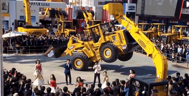 [VIDEO] 18-Ton Wheel Loader Dances on Two Wheels | BuildPay
